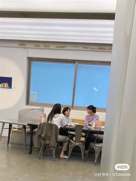 KIMYOOJUNG THAILAND on Twitter RT moseila 昨天逛展被路人偶遇照片 1 裕贞好瘦好美很大方