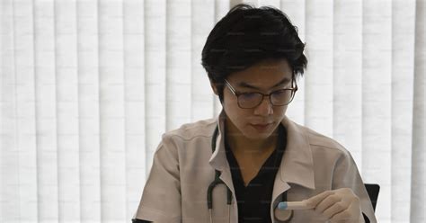 의료 사무실에서 일하는 잘생긴 의사의 초상화 사진 Unsplash의 앉아 이미지