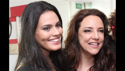 Foto Letícia Lima do Porta dos Fundos posa sorridente a
