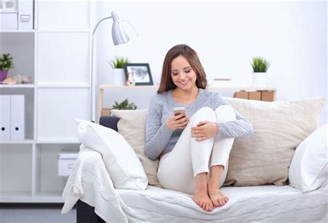 沙發上這7種自殘姿勢 會害死你的脊椎 PEEKME