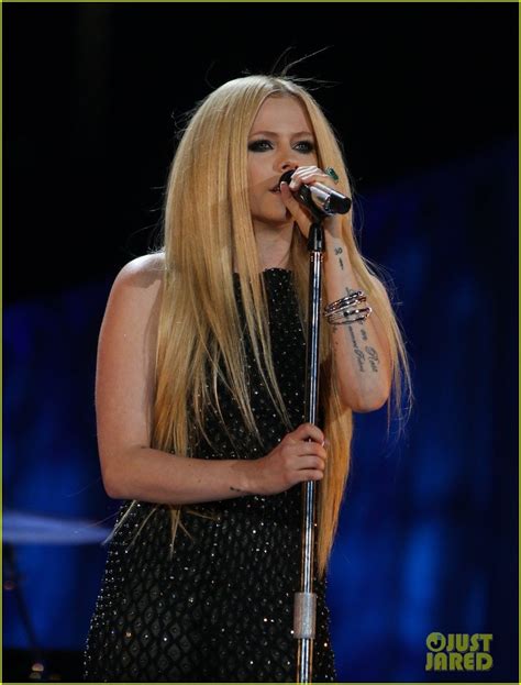 Avril Lavigne Singing