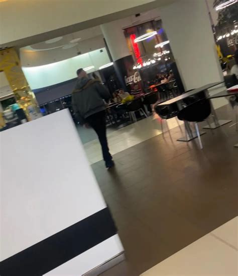 Đorđe David sam u šoping centru Uhvatili smo rokera nakon što se vratio u Beograd Blic