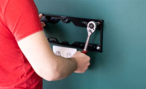 Fixer une tv au mur conseils et étapes à suivre