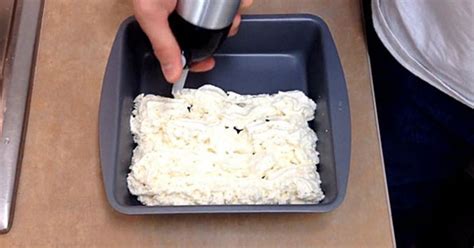 스프레이 뿌리면 1분 안에 컵케이크를