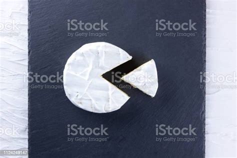 검은 돌 보드에 카망베르입니다 검은 배경에 형 소프트 치즈입니다 미니의 스타일에 슬레이트 칠판에 치즈 공간 복사 0명에 대한