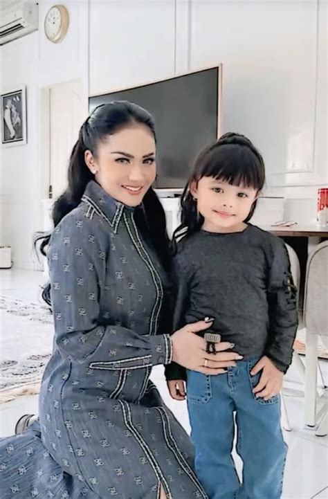 7 Foto Ameena Tampil Beda Bergaya Kembar Dengan Krisdayanti