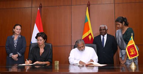 සුද්දගෙ කාලේ ගෙන ගිය කෞතුක බඩු නැවත ගේන්න ගිවිසුම් දෙකක් Lankadeepa