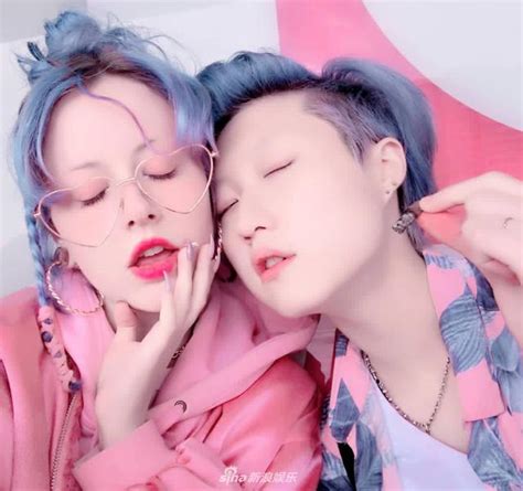 小龙女吴卓林和同性网红结婚，但她和吴绮莉的母女楚门秀还没演完
