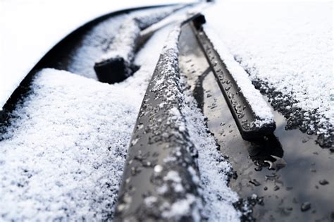 냉동 앞 유리 와이퍼 및 자동차에 유리 냉동 된 앞 유리를 닫습니다 겨울에 냉동 흰색 자동차입니다 자동차 앞유리에 얼음을 바치고 있습니다 0명에 대한 스톡 사진 및 기타