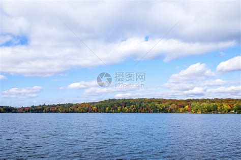 在加拿大安略省阿尔贡金公园附近的哈利伯顿格兰德韦尔湖的grandview湖中高清图片下载 正版图片507232115 摄图网