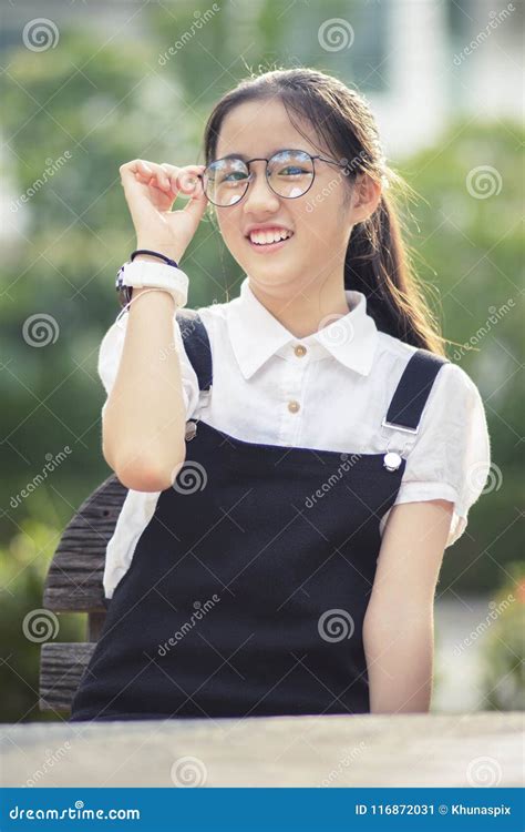 Vrolijke Aziatische Tiener Die Ogenglazen Het Lachen Geluk Dragen Stock Afbeelding Image Of