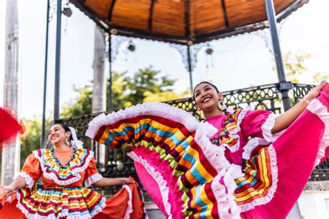 190 Jarabe Tapatío Foto Stok Potret And Gambar Bebas Royalti Istock