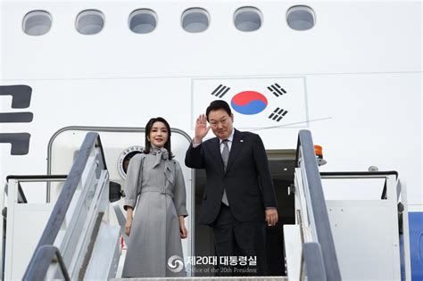 President Yoon Gives Medal To British Korean War Veteran