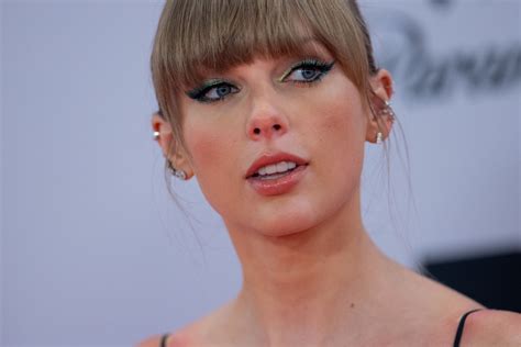 Taylor Swift Poland On Twitter Draw The Cat Eye Sharp Enough To Kill