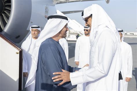 محمد بن زايد يصل الدوحة وأمير قطر في مقدمة مستقبليه صحيفة الخليج