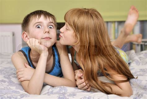 Mädchen küssen Junge auf Wange Stock Bild Colourbox