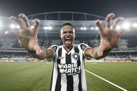 Júnior Santos Desembarca Em Belo Horizonte Para Assinar Com O Atlético