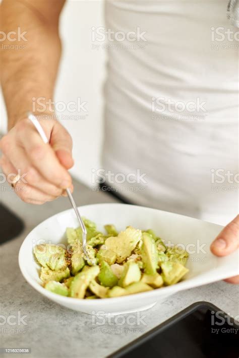 멋진 디자인 부엌에서 건강한 음식을 요리하는 흰색 티셔츠를 입은 젊은 남자의 다양한 사진 T 셔츠에 대한 스톡 사진 및 기타 이미지 T 셔츠 가정 생활 가정 주방