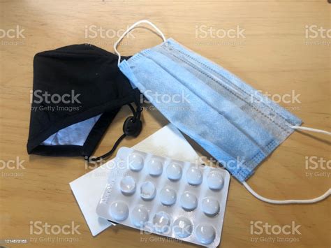 독감 먼지 및 바이러스에 대한 보호를위한 검은 색과 파란색 마스크의 알약 Nupkins 및 의료 섬유 마스크 병원 또는 오염은