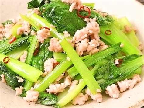 10分で簡単 鶏ひき肉と小松菜のガーリック炒め （クラシルニュース）