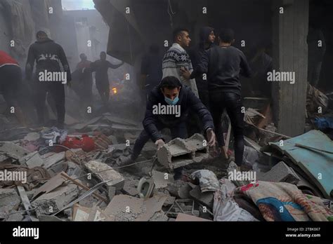 Gaza Dezember 2023 Menschen führen Rettungsarbeiten nach einem