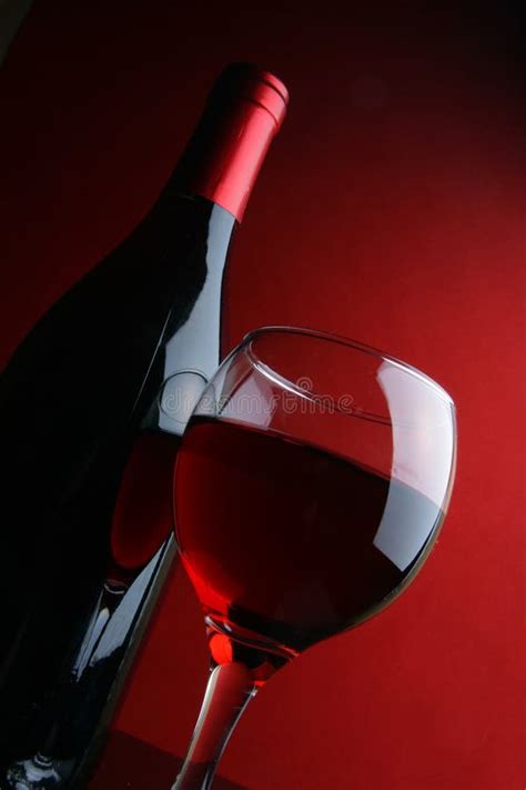 Vidrio Y Botella De Primer Del Vino Rojo Imagen De Archivo Imagen De