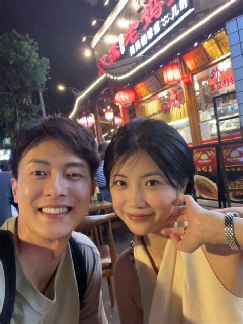 王能能晒与罗拉夏日出游照 海边冲浪街头摆拍好甜蜜新浪图片