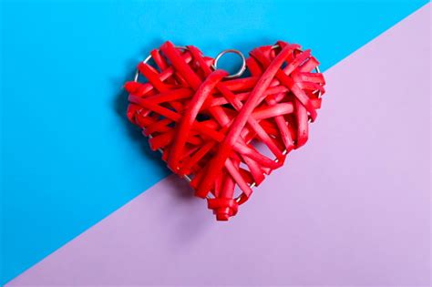 파란색과 보라색 배경에 빨간색 나무 수공예 심장 기호의 상단 보기 투톤 파스텔 배경 발렌타인 데이 테마 2월에 대한 스톡 사진