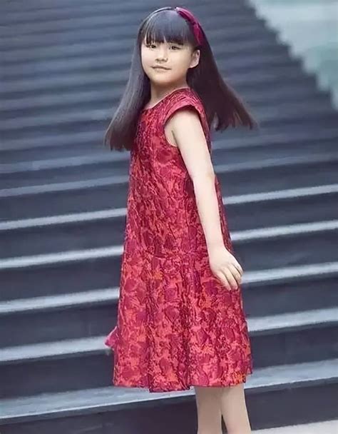 12岁刘向蕙带同学看刘德华巡演，回眸一刻清纯甜美，太像朱丽蒨演出女儿父亲