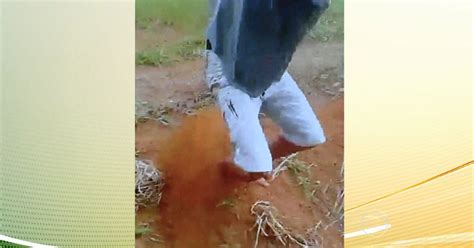 G1 Polícia Localiza Corpo De Jovem Que Aparece Sendo Executado Em