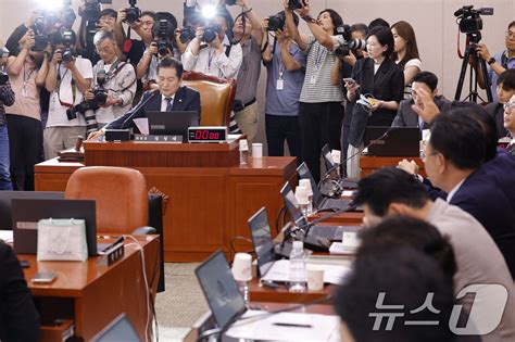 법사위원장 진행에 항의하는 국민의힘 뉴스1
