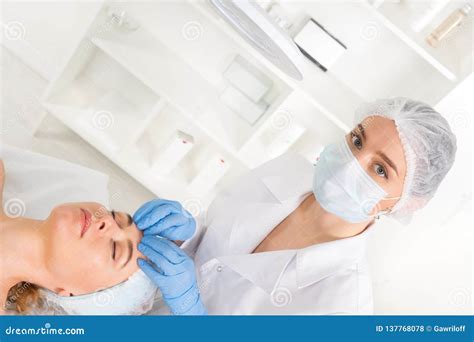Medico Femminile Dell Estetista Con Il Paziente Nel Centro Di Benessere