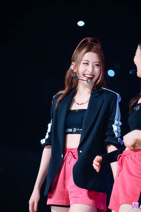 포토스케치 무대로 겁 없이 ‘le Sserafim르세라핌 허윤진 2 Stage Outfits Female