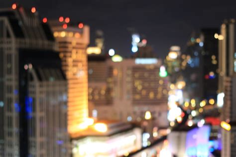 도시의 밤 빛 Bokeh와 밤에 다운 타운 건물 사무실에서 흐리게 사업 시 센터 빛에서 추상 배경 Defocused 배경 황혼의 시간에서 도시입니다 0명에 대한 스톡 사진