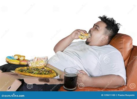 Gieriger Dicker Mann Isst Burger Auf Dem Sofa Stockfoto Bild Von