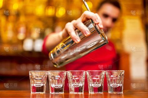 酒保手浇注含酒精饮料的特写镜头