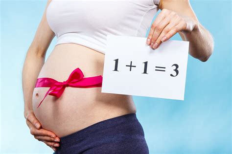배꼽과 비문에 분홍색 리본으로 임신 한 여자 1 1 3 확장 가족의 개념 가족에 대한 스톡 사진 및 기타 이미지 가족 기대