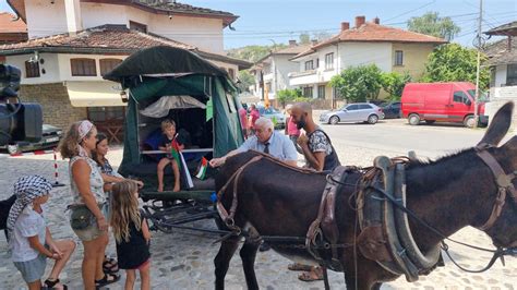 Семейство с четири деца пътува с каруца от Франция за Палестина спря в Ловеч Любопитно БНР