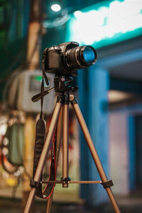 회색 삼각대에 검은색 Canon Dslr 카메라의 얕은 초점 사진 Unsplash의 무료 삼각 이미지