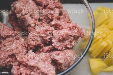 슬라이스 감자 수프와 고기 미트볼 만들기 위한 먹거리에 대 한 과정에서 파스타 Prepear와 미트볼 수프입니다 0명에 대한
