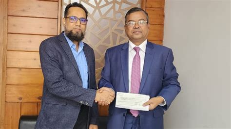 নৌ বীমা দাবির চেক হস্তান্তর