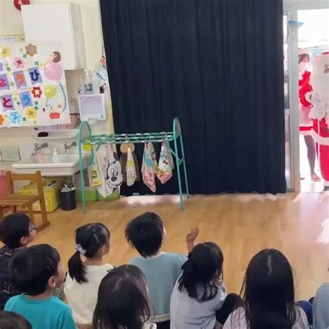 認定こども園こおりもと保育園 クリスマス会で奥津先生と一緒に楽器を鳴らして あわてんぼうのサンタクロースを歌っていると、 鈴の音が