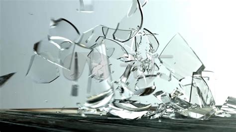 玻璃杯子打碎的图片玻璃杯打碎的图片杯子碎了玻璃渣子图片大山谷图库