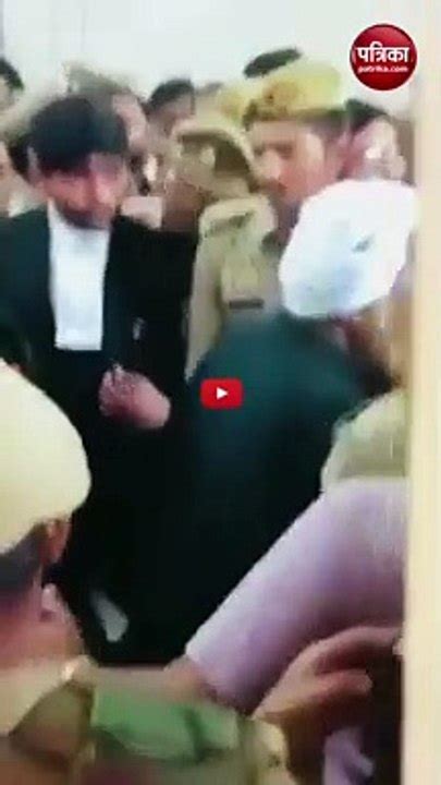 Video कोर्ट के बाहर अतीक को दे रहे थे गाली पुलिसकर्मी को हटाकर उसे