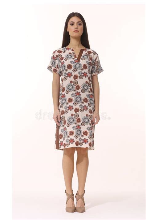 Ejecutiva De Negocios Posando Con Vestido De Verano De Falda Larga Y De