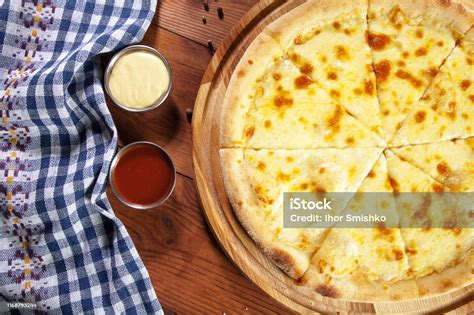 나무 배경에 치즈와 화이트 소스의 네 가지 유형의 상단보기 뜨거운 피자 음식 플랫 누워 공간을 복사합니다 이탈리아 요리 신선한 홈메이드 슬라이스 피자 0명에 대한 스톡 사진