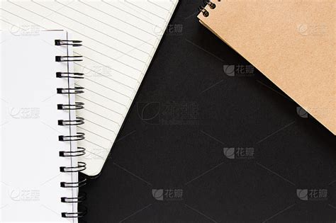 在黑色背景上用白色和牛皮纸写的三个音符。教育的概念。为文本留出空间。