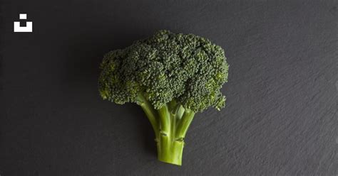 青い織物に緑のブロッコリーの写真 Unsplashの無料野菜写真