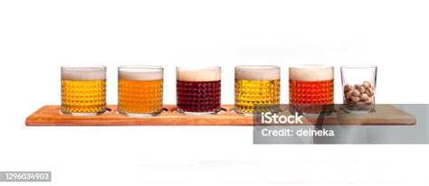 나무 스탠드에 맥주의 다른 종류의 다섯 종류 다크 맥주 빛 여과되지 않은 빨간 맥주 어두운 아일랜드 어 에일 과일에 대한 스톡 사진 및 기타 이미지 Istock