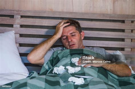 아픈 낭비 하 고 지친 젊은이 조직 바이러스와 국내 의료 및 Grippe 개념 두통 느낌 몸이 고통 감기와 독감 재채기 코 거짓말 집 침대에서 30 39세에 대한 스톡 사진